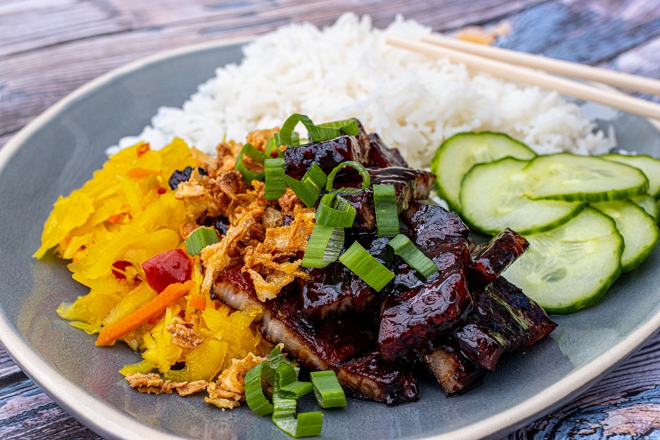 Gemarineerde speklapjes in ketjapsaus met witte rijst - Inamood