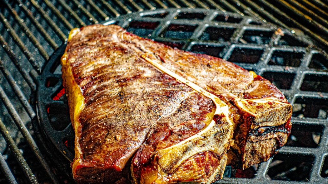 T-bone steak van de BBQ - Inamood